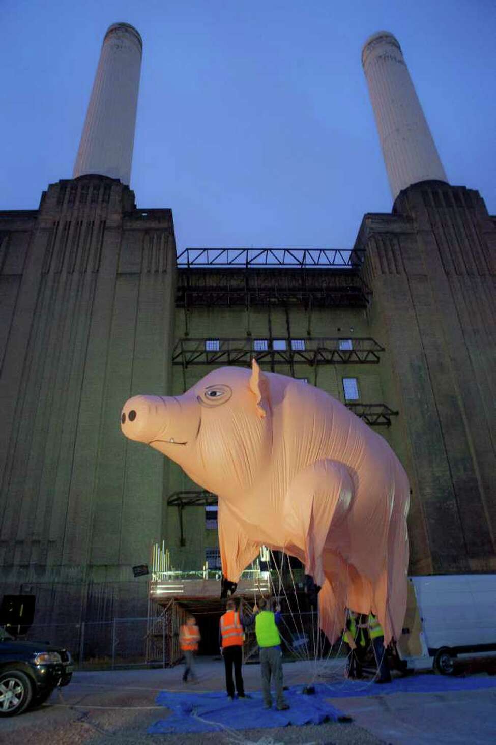 Pig flies over London in Pink Floyd album tribute