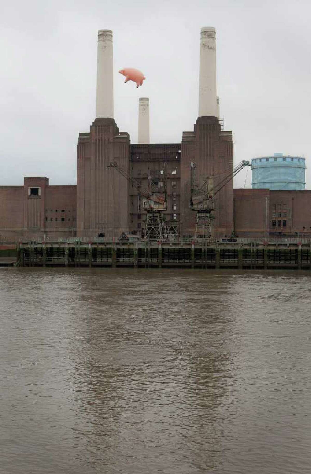 Pig flies over London in Pink Floyd album tribute