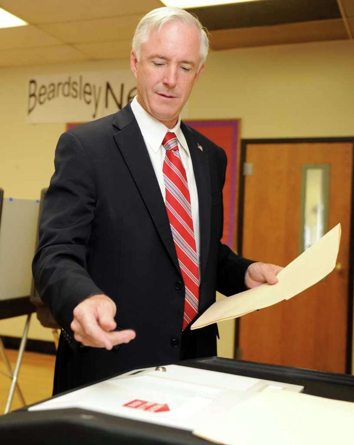 Bill Finch beats Mary-Jane Foster in Bridgeport Democratic mayoral primary