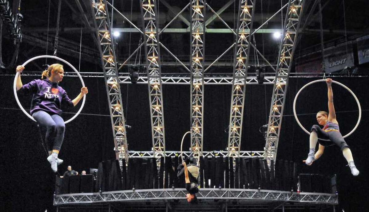 Cirque offers moments of 'wow' and 'what the ... ?' in 'Quidam'