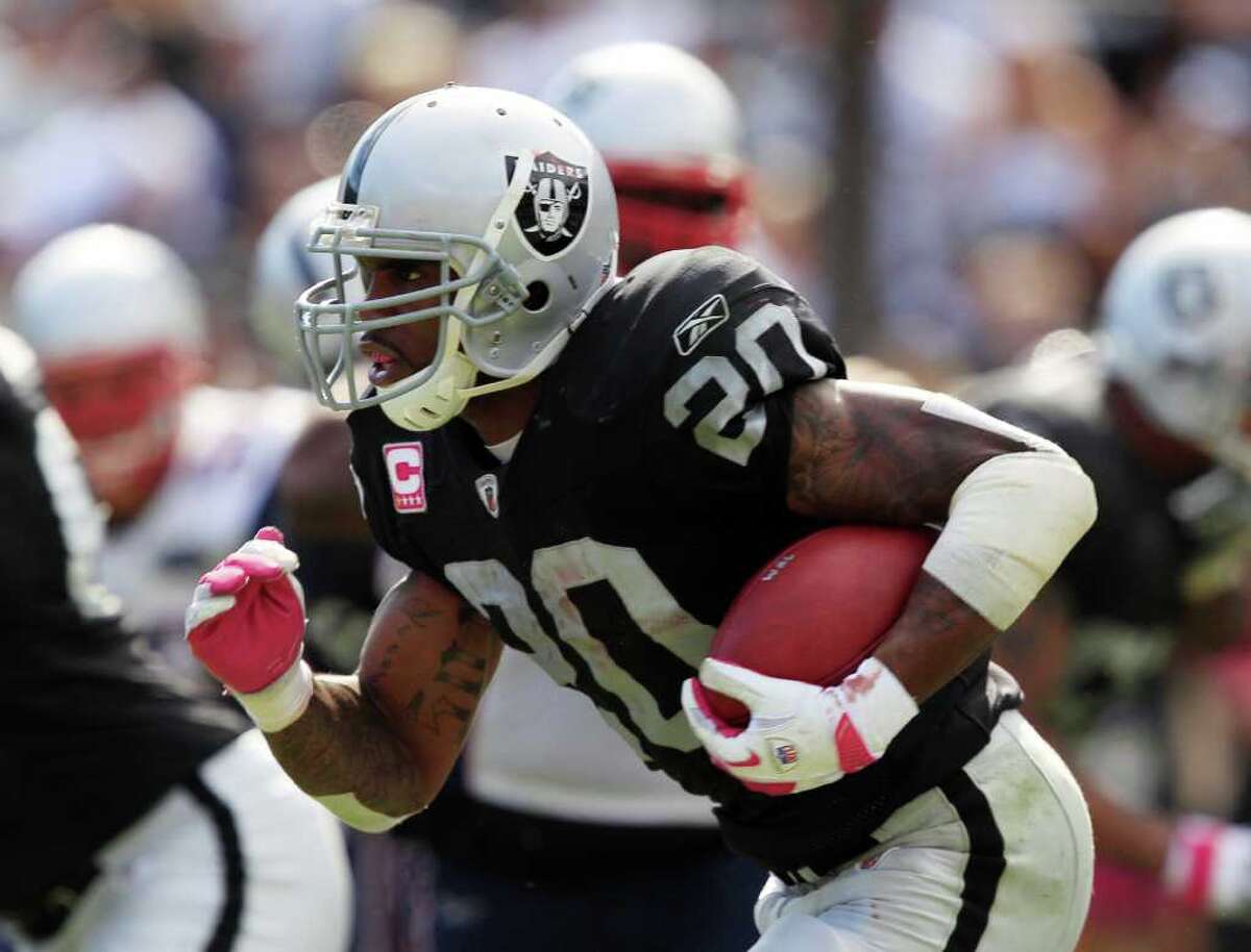 Raiders look to RB McFadden to wear down opponents