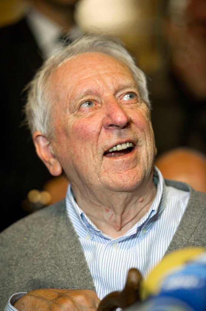 Swedish poet wins Nobel in literature