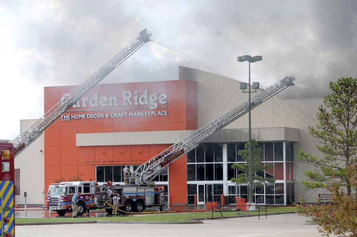 2-alarm fire burns Conroe store