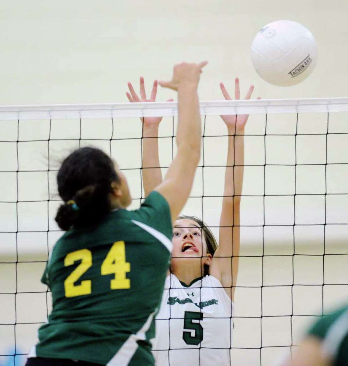 Greenwich Academy rallies to defeat Sacred Heart volleyball