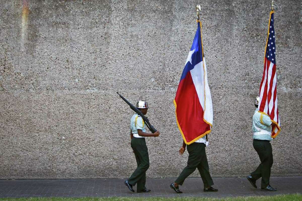 Red-ribbon week rally honors slain ICE agent