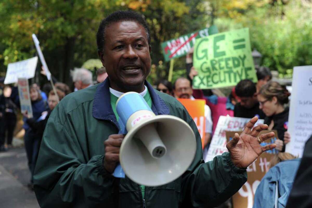 Occupy Wall Street protesters picket GE CEO in New Canaan