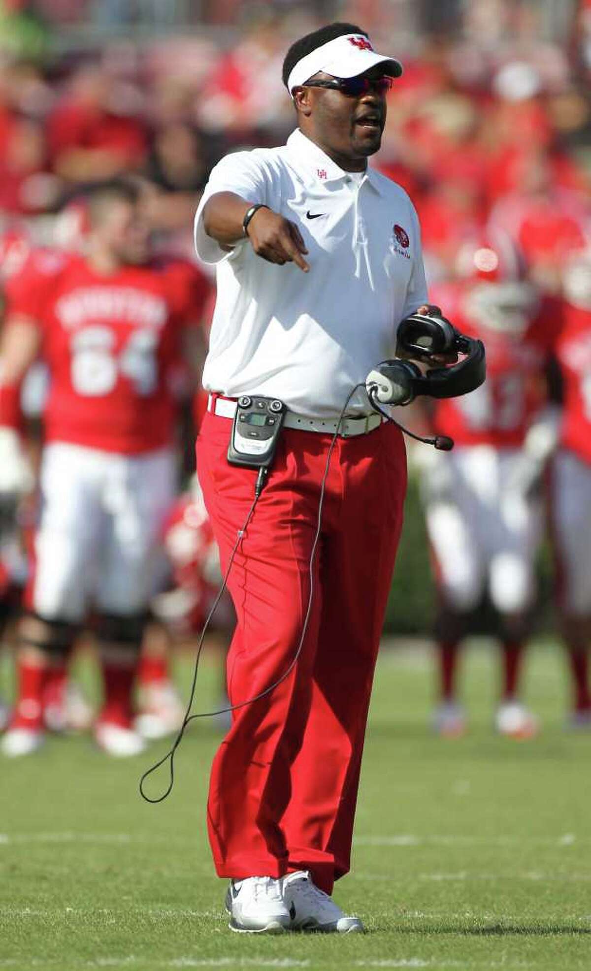 UH's Keenum becomes NCAA's all-time leader in offense in 63-28 win