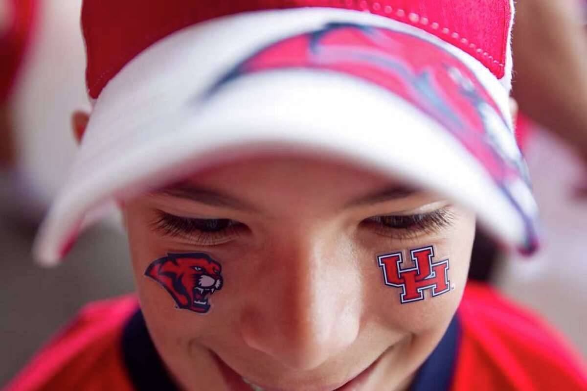 UH's Keenum becomes NCAA's all-time leader in offense in 63-28 win