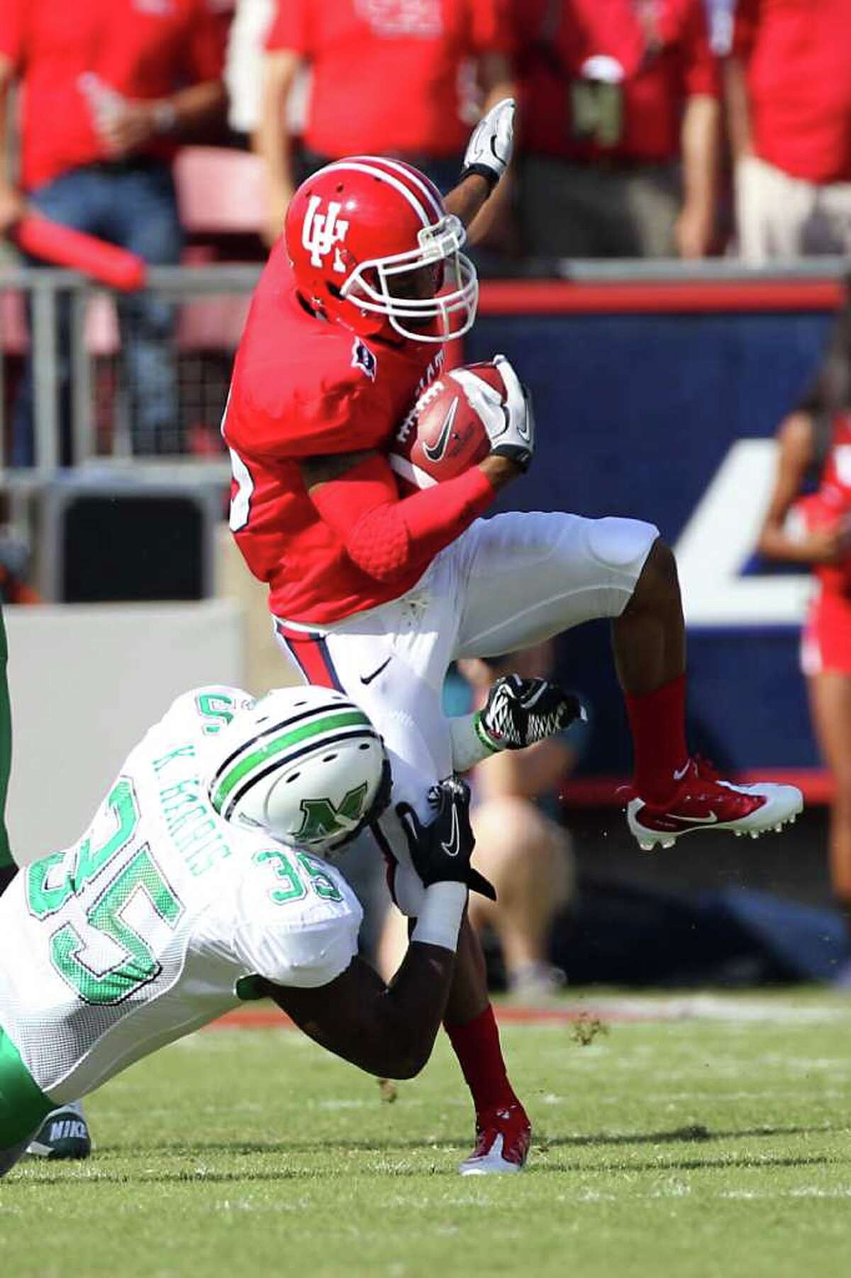 UH's Keenum becomes NCAA's all-time leader in offense in 63-28 win