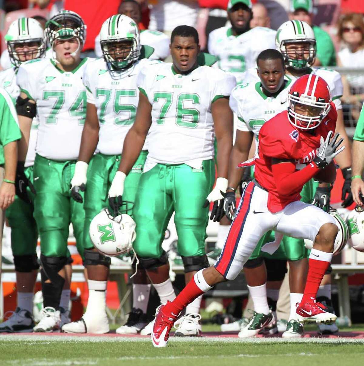 UH's Keenum becomes NCAA's all-time leader in offense in 63-28 win