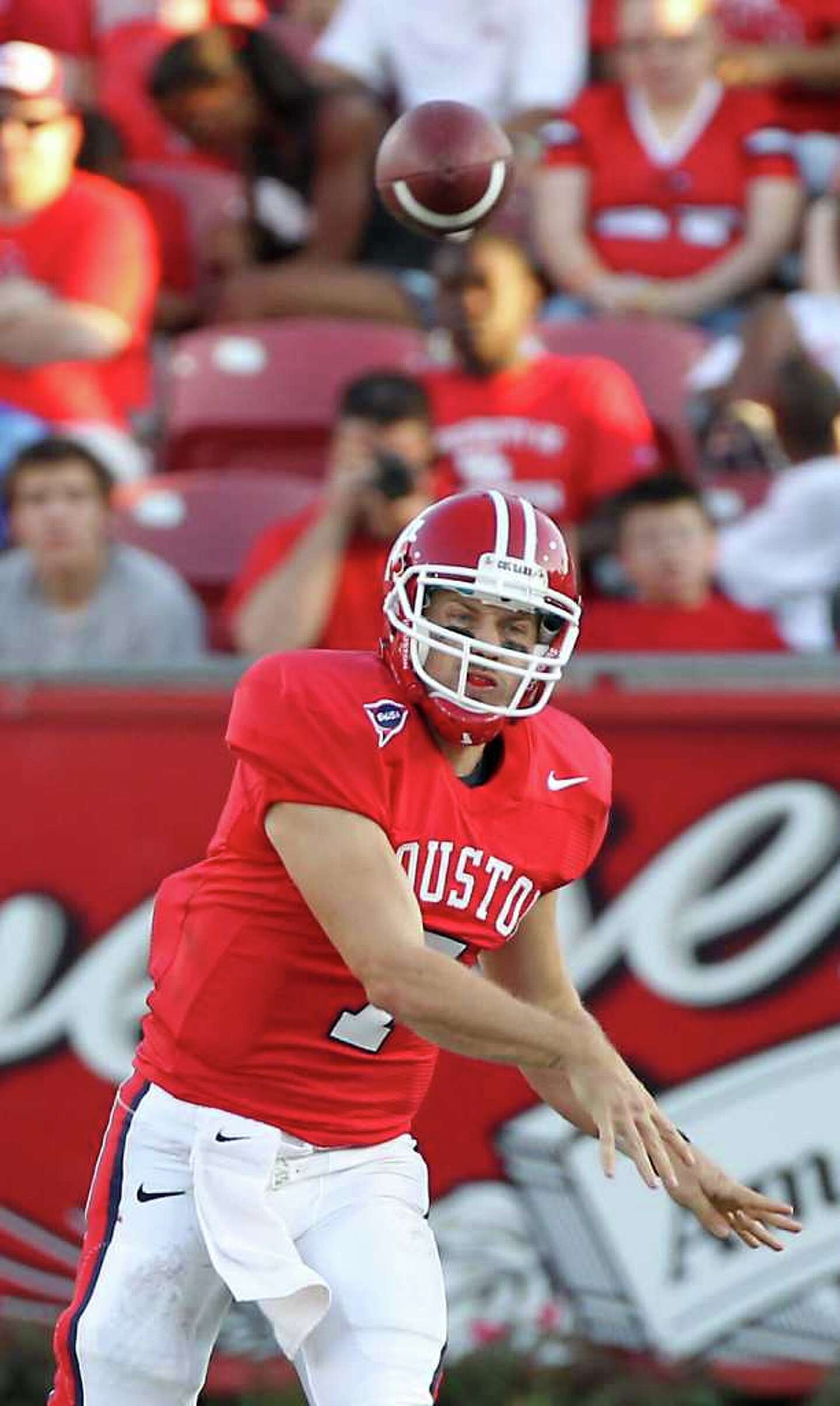 UH's Keenum becomes NCAA's all-time leader in offense in 63-28 win