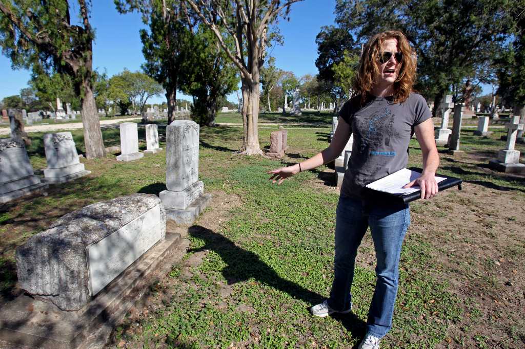 Cemetery tour tells city's history