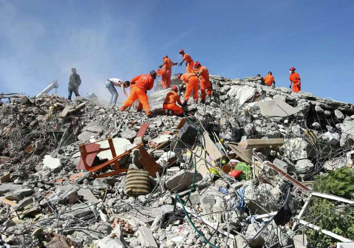 Turks cry as rubble yields bodies