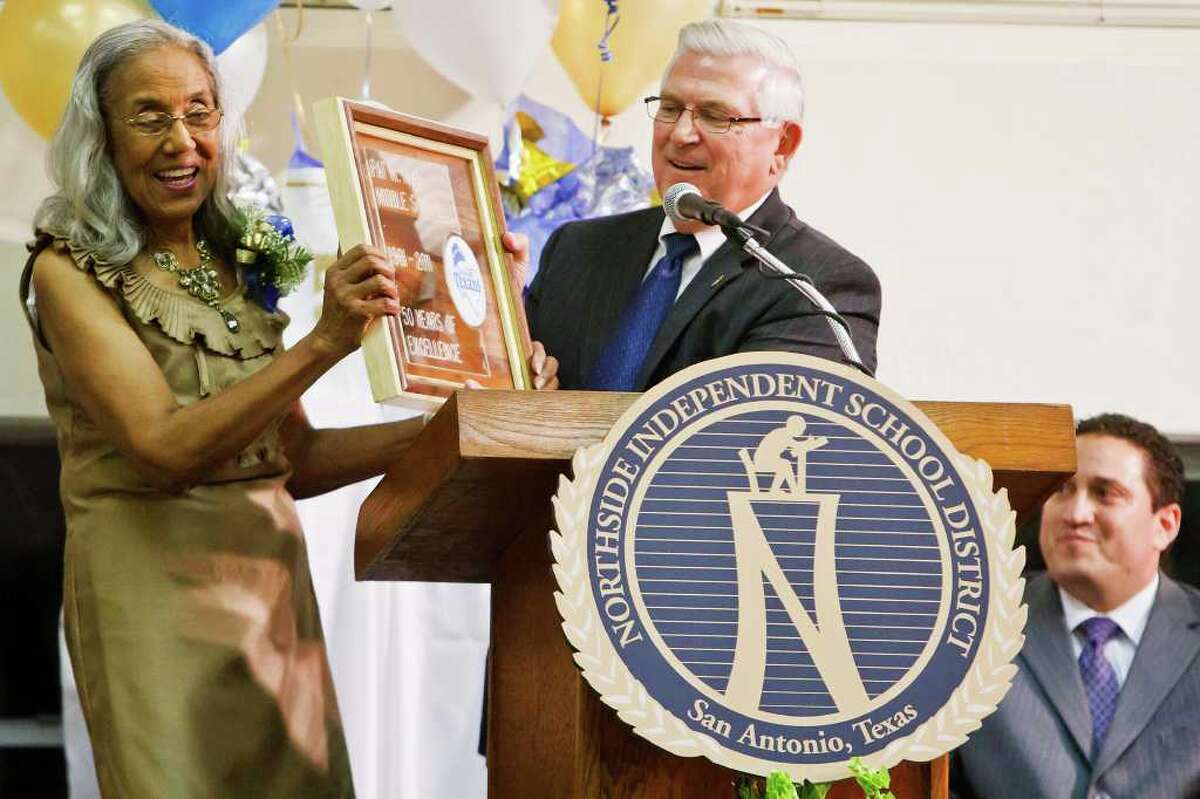 NISD boss Folks stepping down