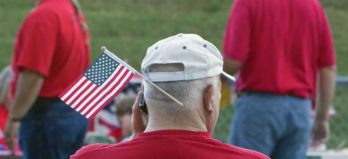 Cain electrifies crowd at tea party rally