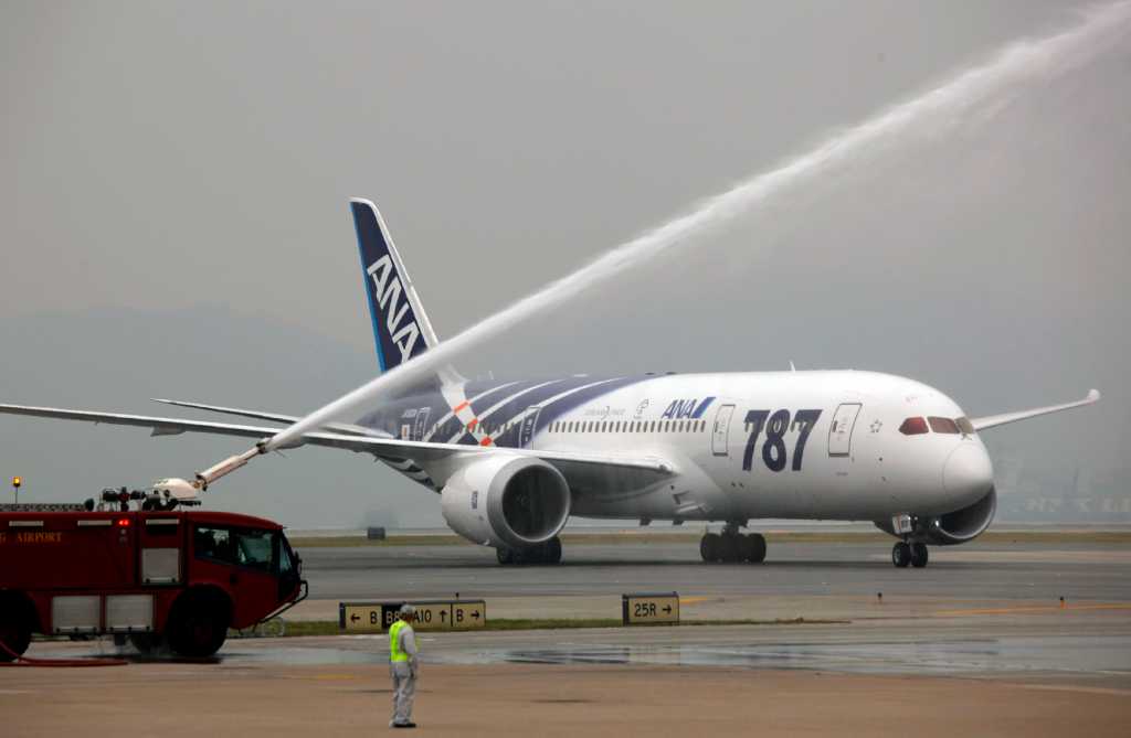 Boeing 787's inaugural flight lands in Hong Kong