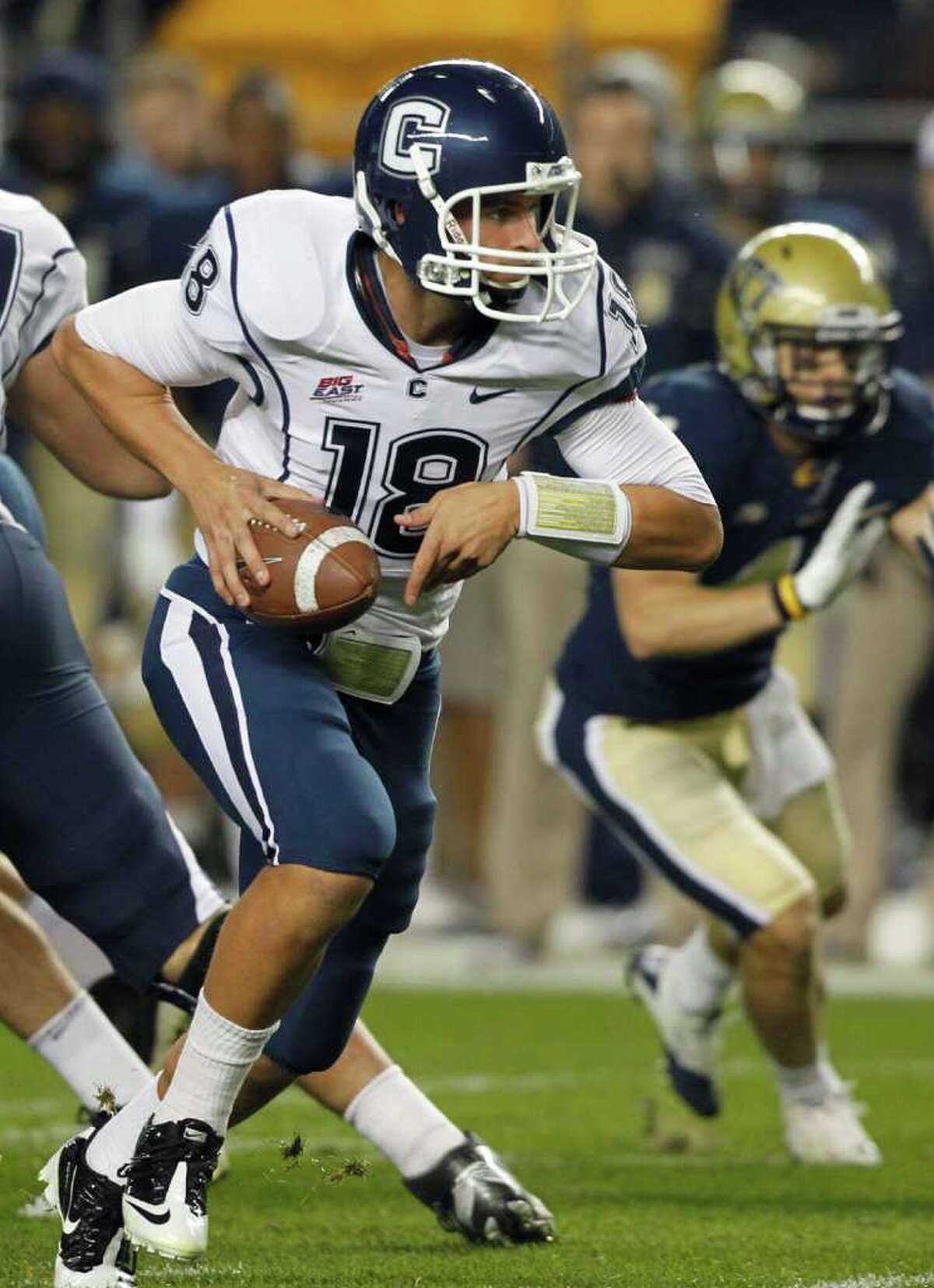 Pittsburgh knocks off UConn 35-20