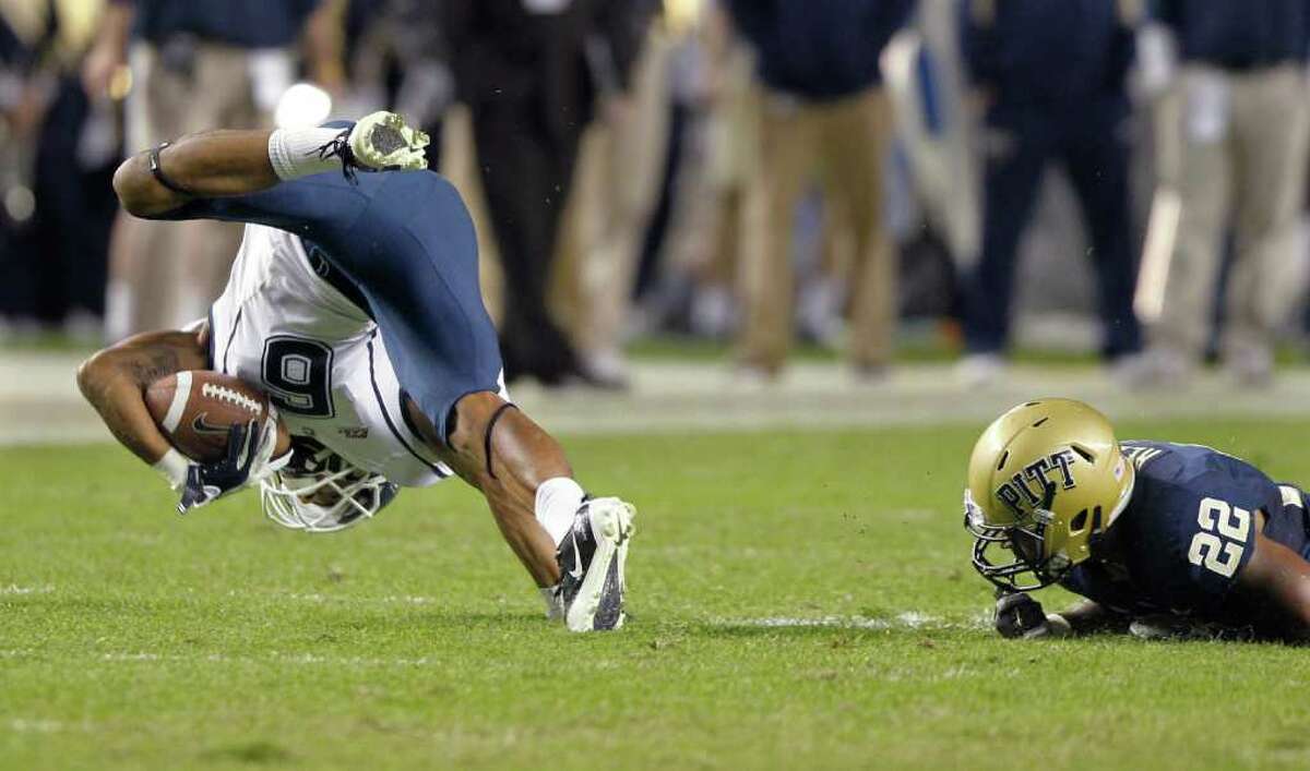 Pittsburgh knocks off UConn 35-20