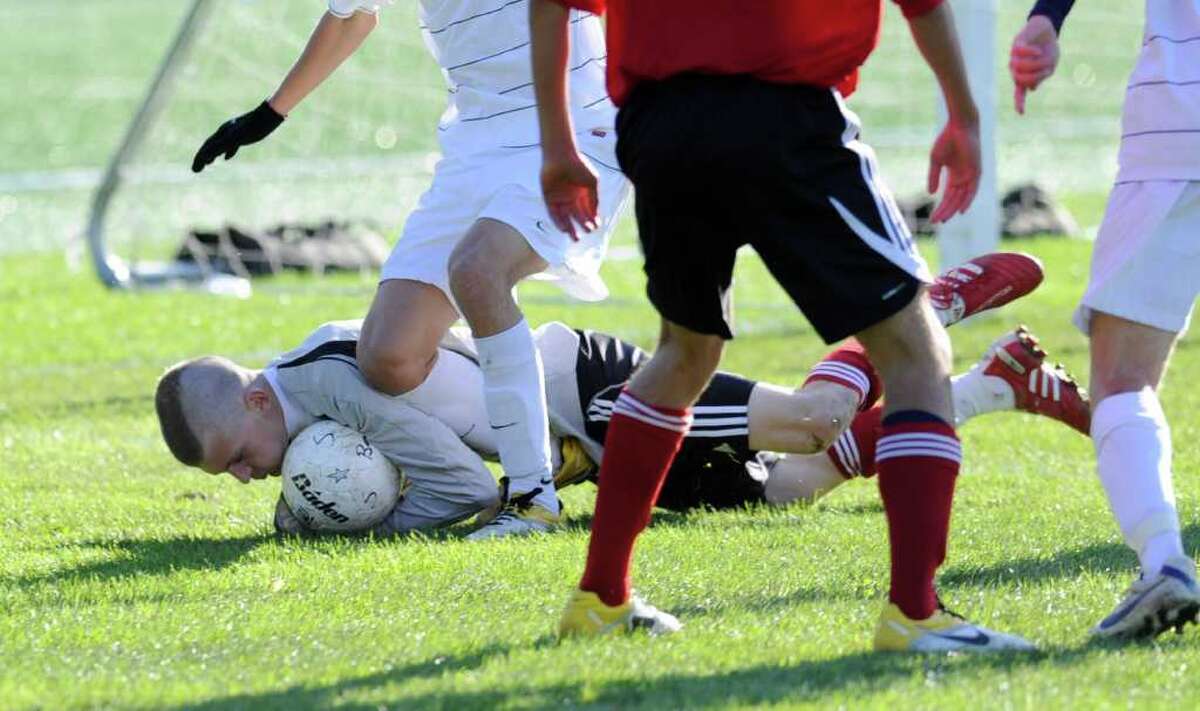 Staples slips past Greenwich in FCIAC boys soccer quarterfinals
