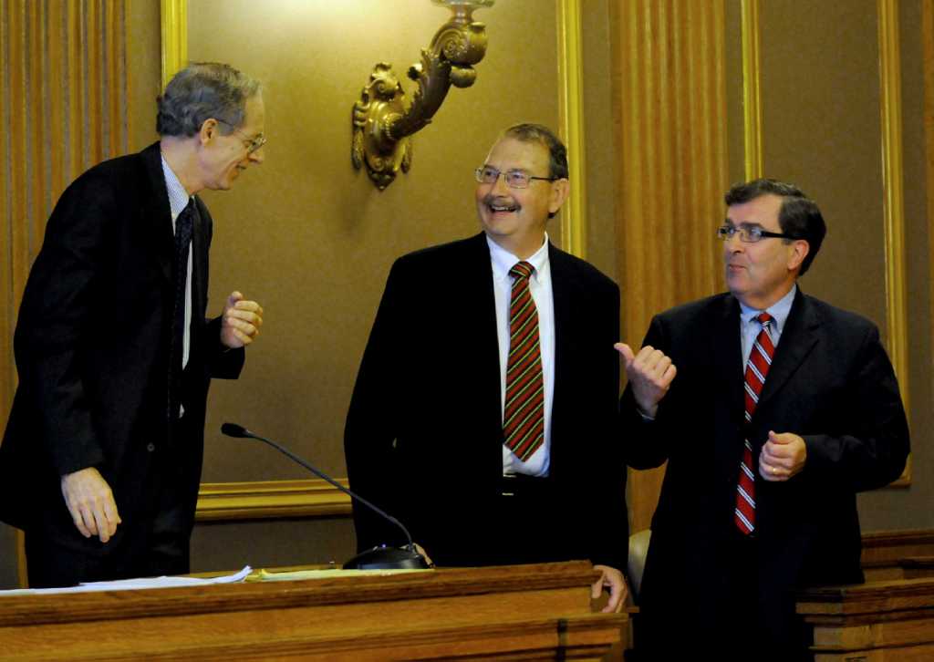 Four contest two judicial posts