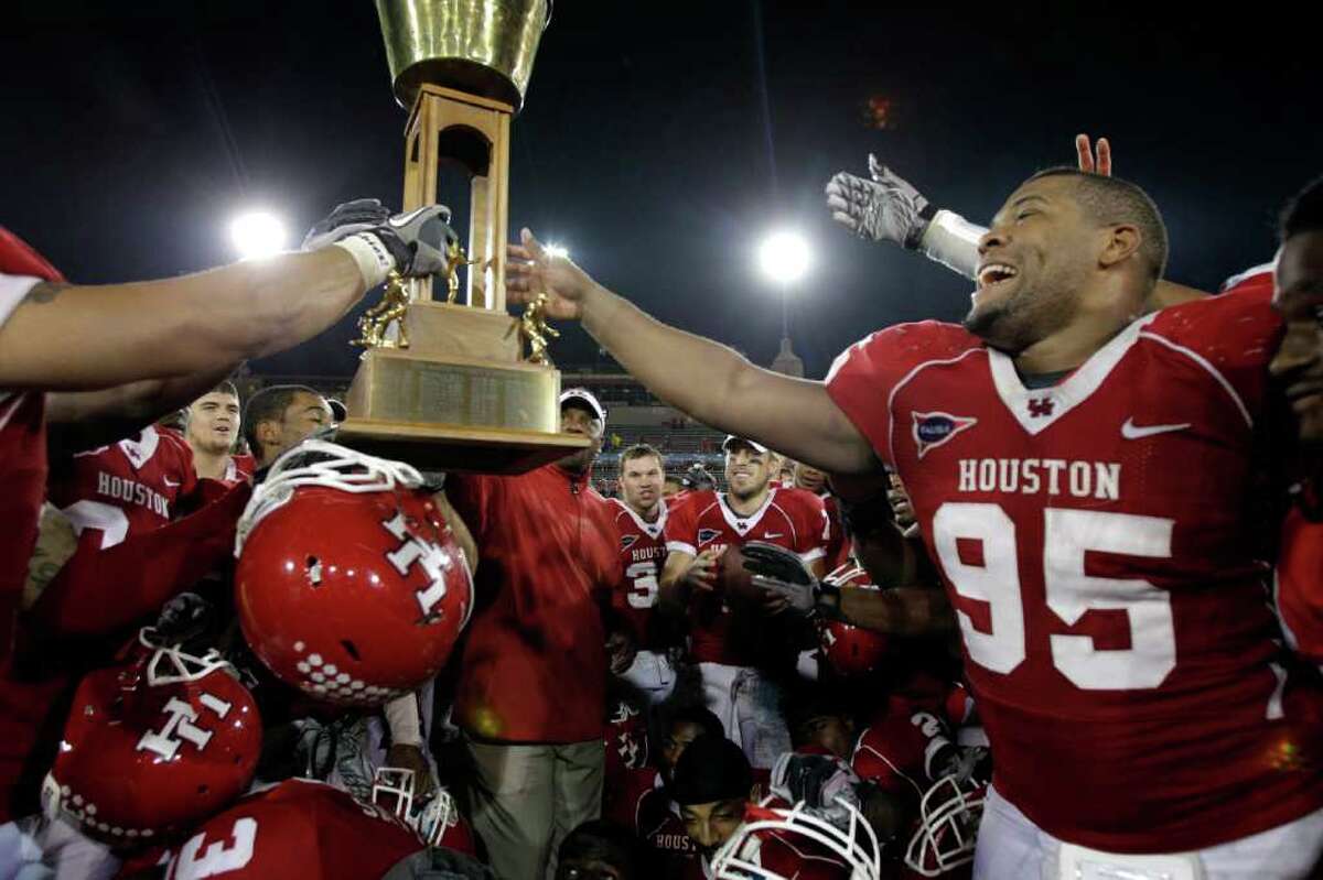 UH wins Bayou Bucket