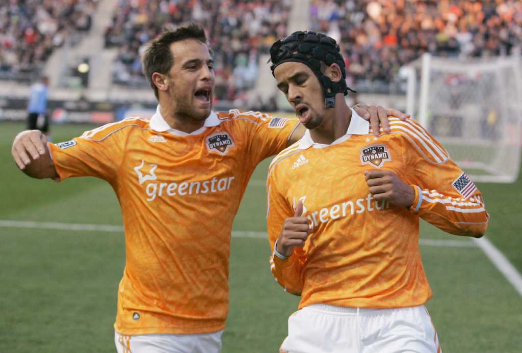 Carr's goal gives Dynamo 2-1 win in playoff opener