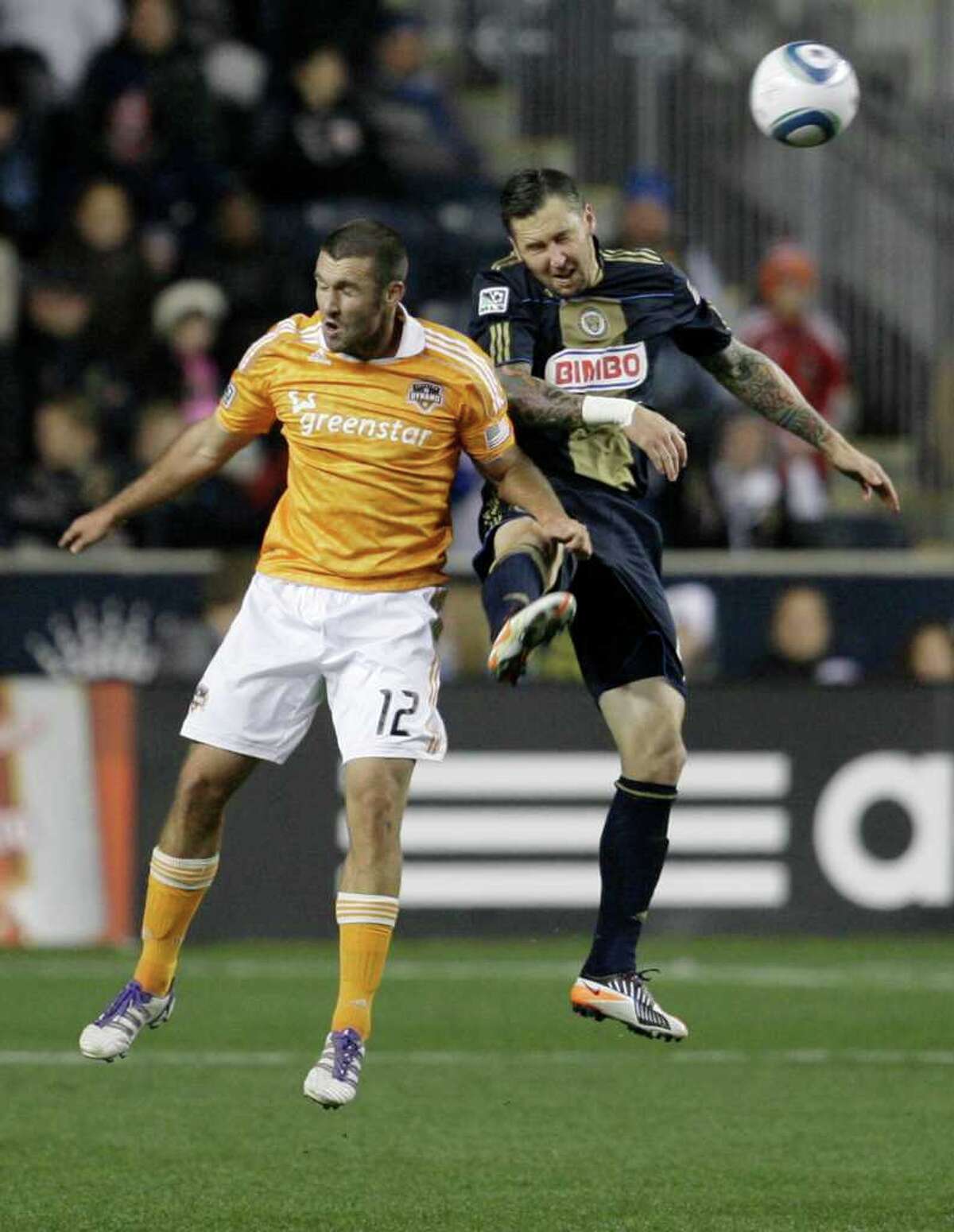 Carr's goal gives Dynamo 2-1 win in playoff opener