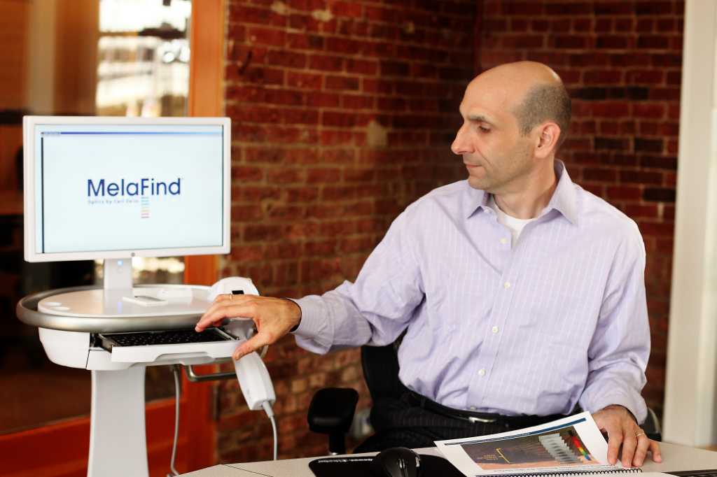 New device uses light to screen for melanoma