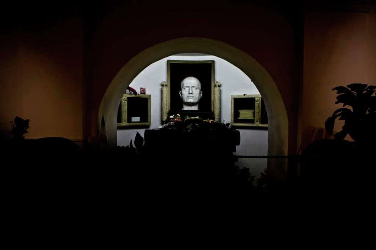 Mussolini's tomb commands crowds