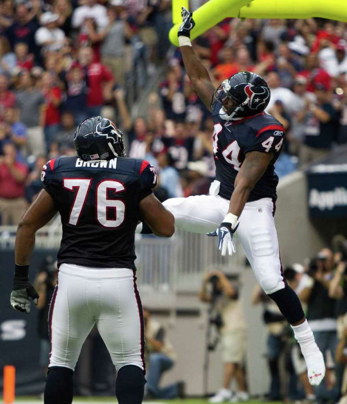 Texans get tough in 30-12 win over Browns