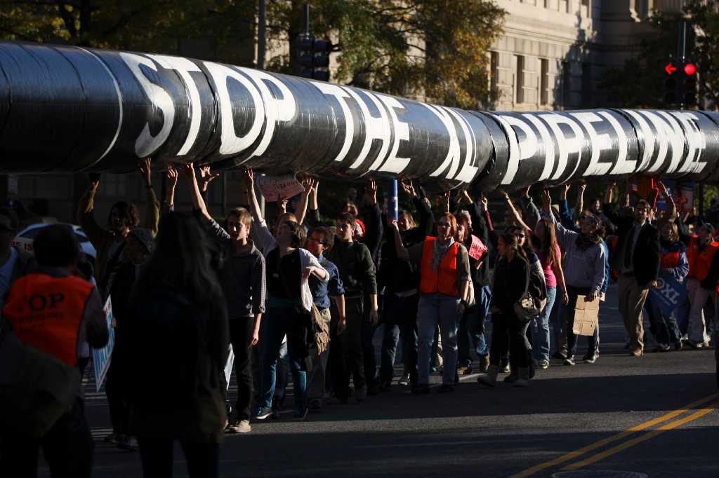 10,000 pipeline protesters circle White House