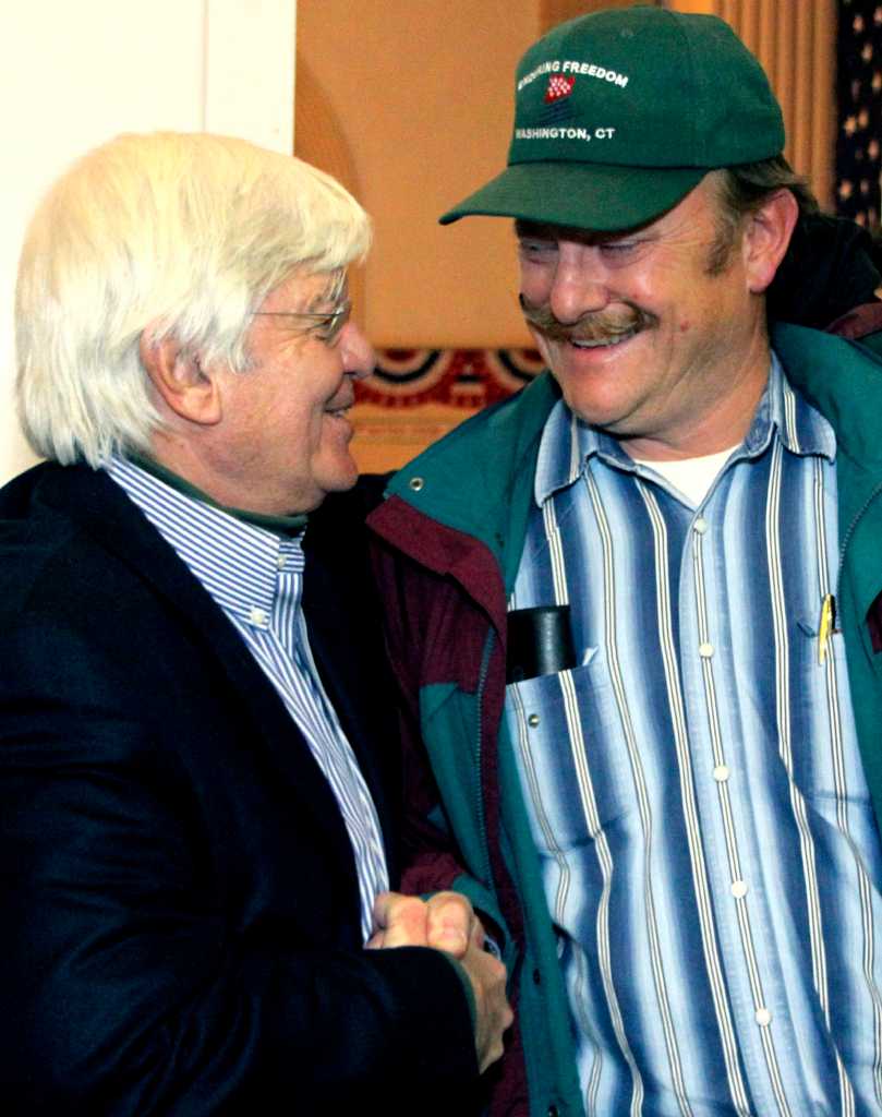 Lyon wins third term handily in Washington