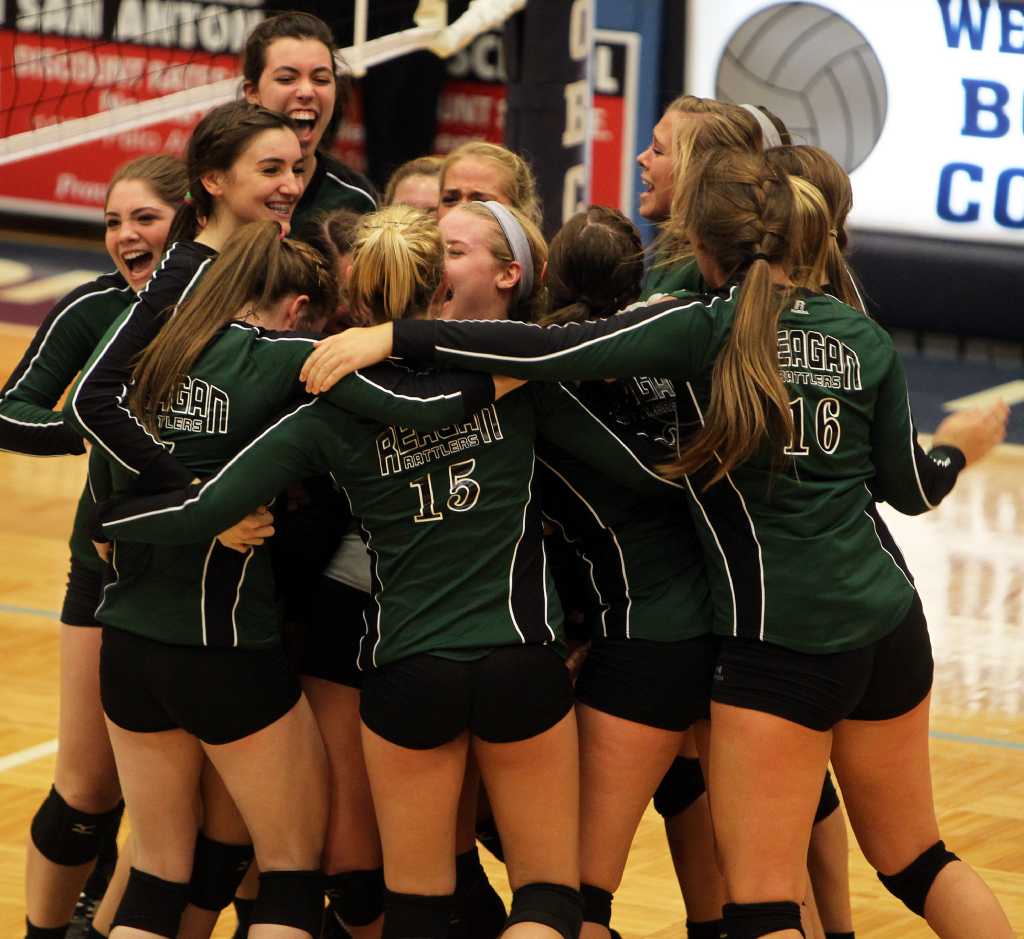 Reagan volleyball outlasts New Braunfels, heads to regionals