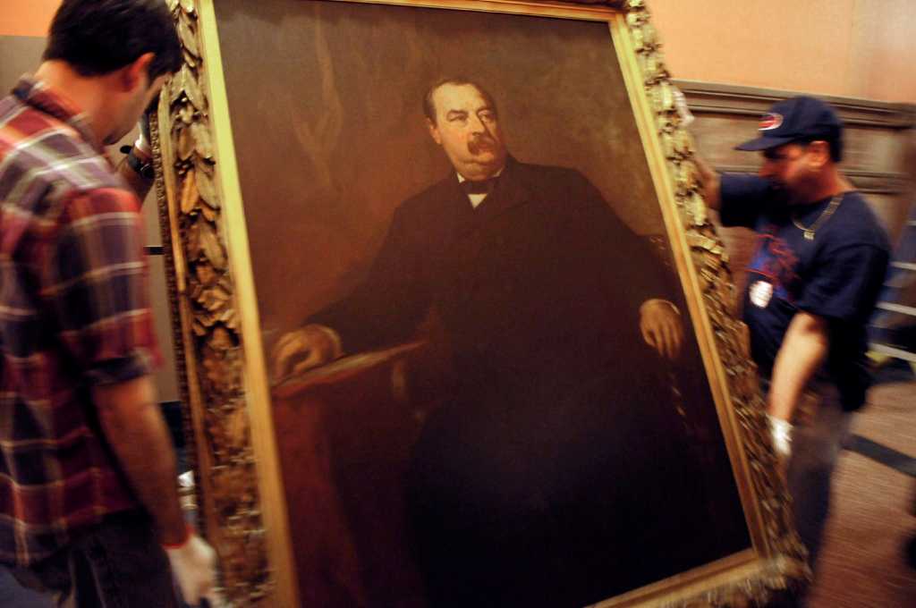 Governors' portraits on the move