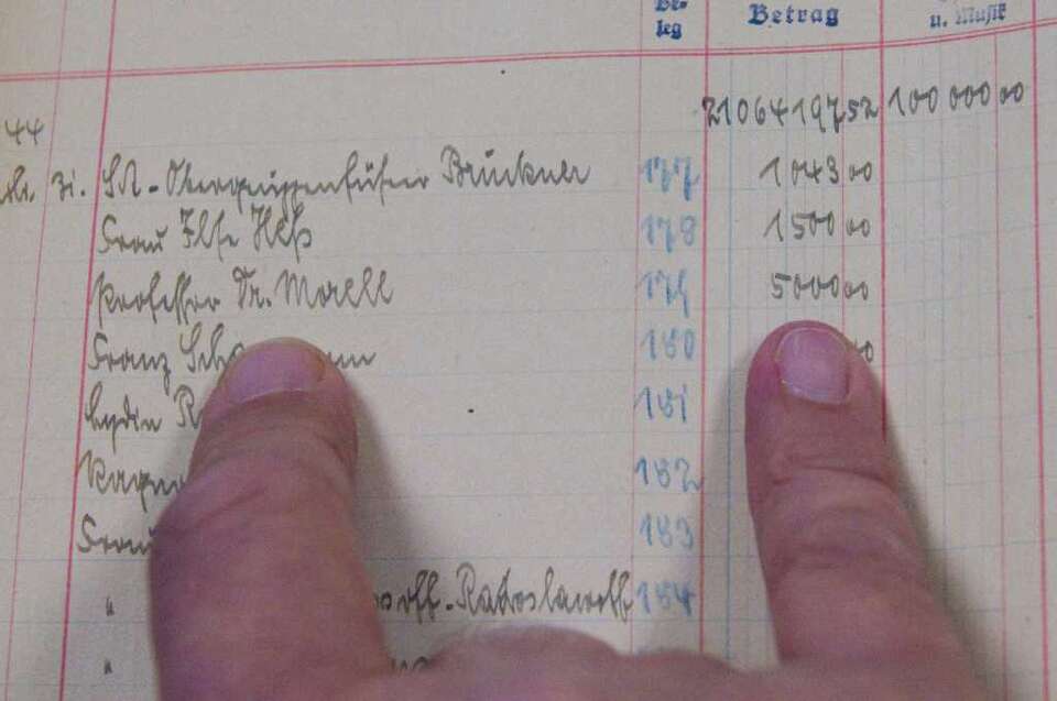 Hitler desk to be auctioned in Stamford