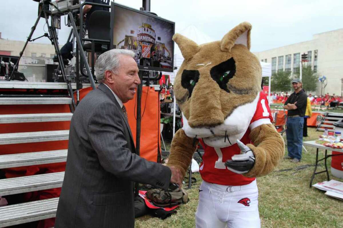 UH mascot Shasta celebrates wild birthday at Houston Zoo