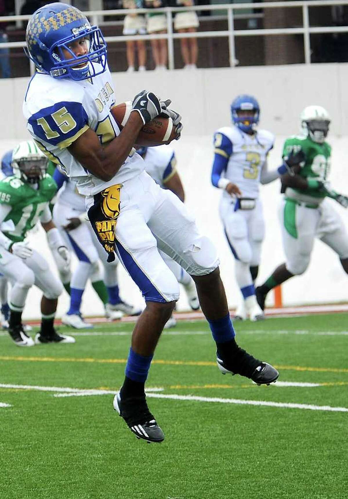 Ozen topples 3rd-ranked Brenham