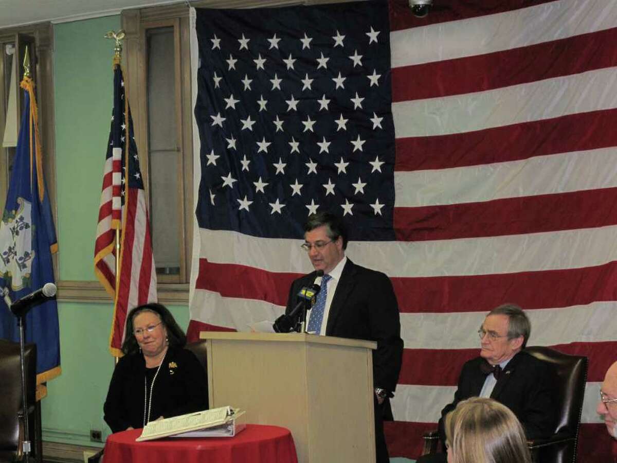 Mallozzi sworn in as New Canaan's first selectman