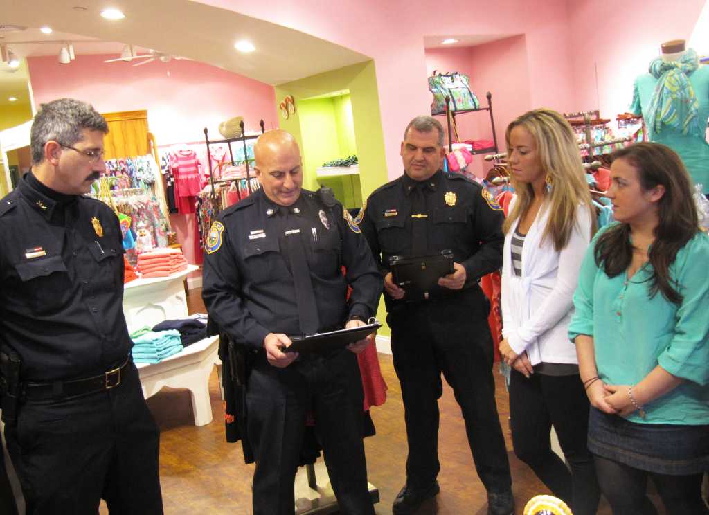 Store workers cited for help in murder suspect's capture