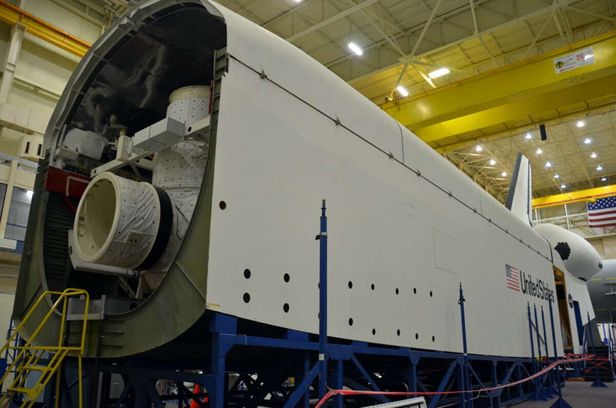 Space shuttle trainer starts to arrive at Museum of Flight