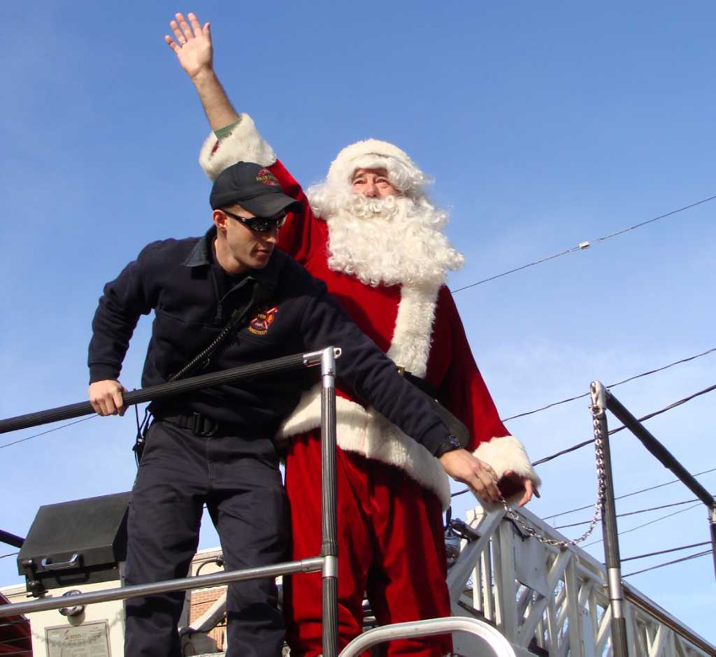 Fans throng arrival of Santa Claus in Fairfield
