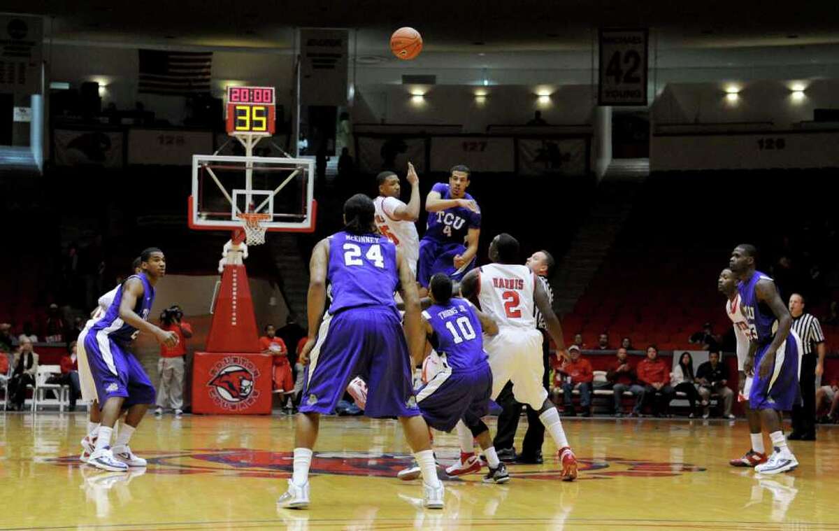 UH men unable to complete comeback as TCU wins at buzzer