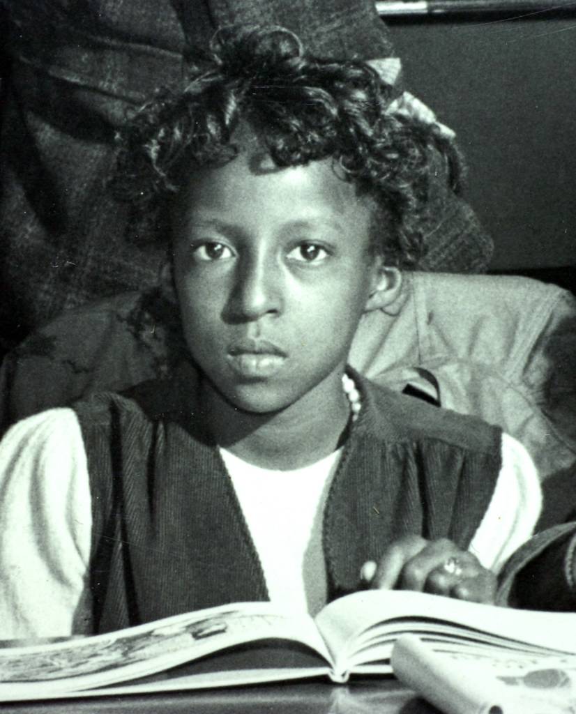 Child in 1944 photo shows up at library