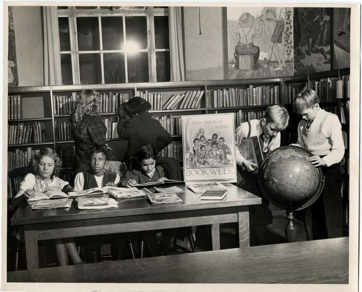 Child in 1944 photo shows up at library