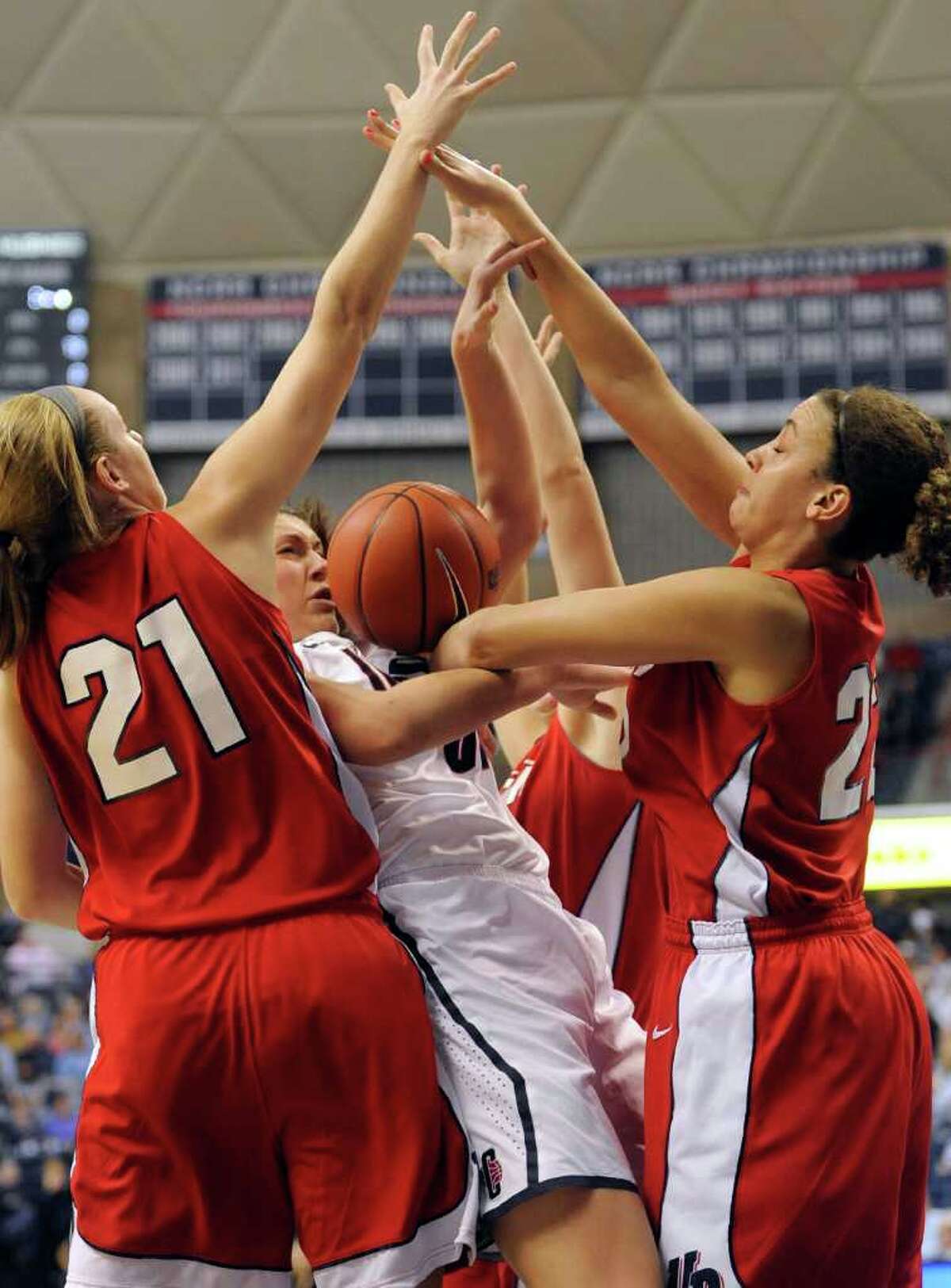 Mosqueda-Lewis scores 23 to lead UConn rout