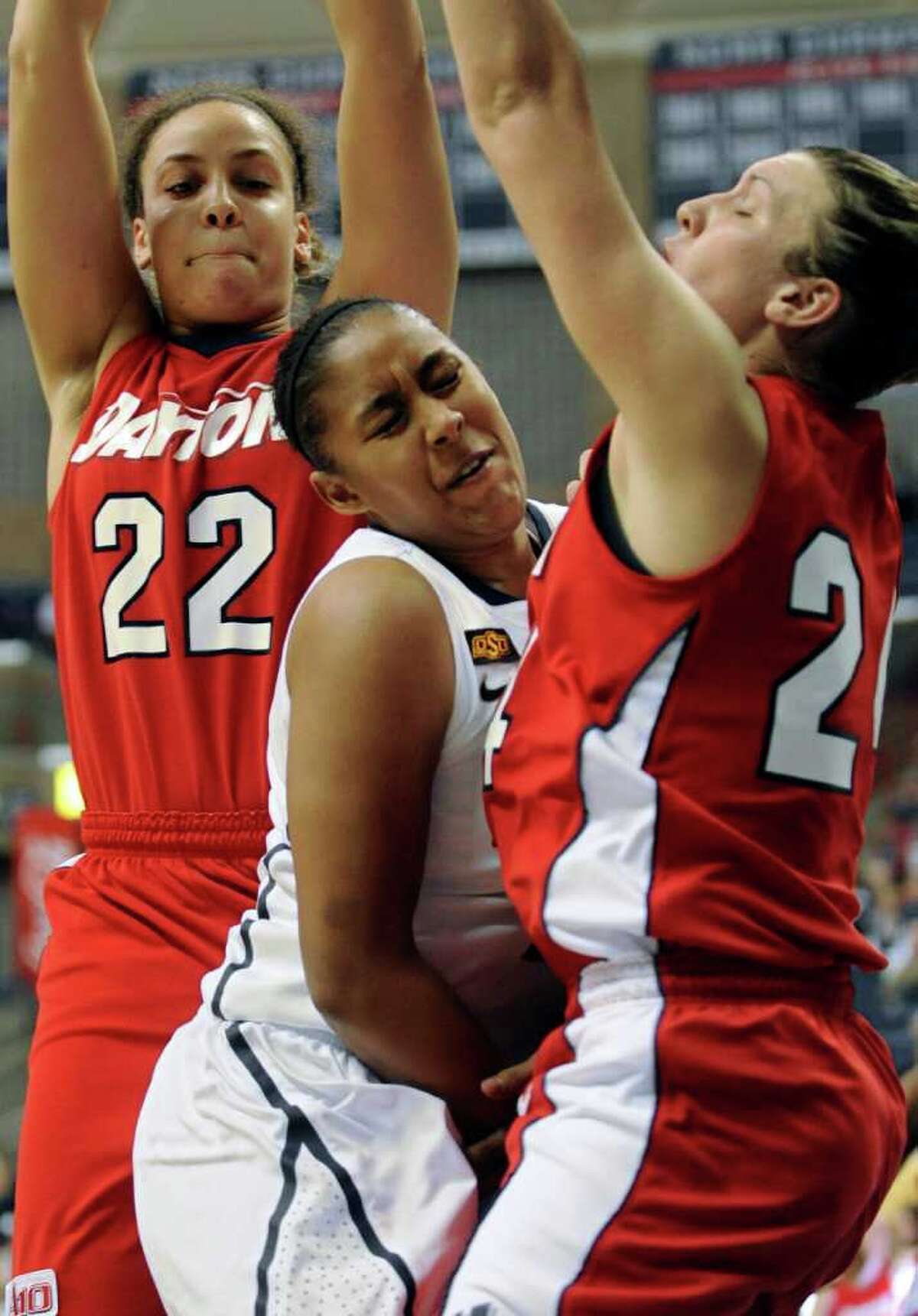 Mosqueda-Lewis scores 23 to lead UConn rout