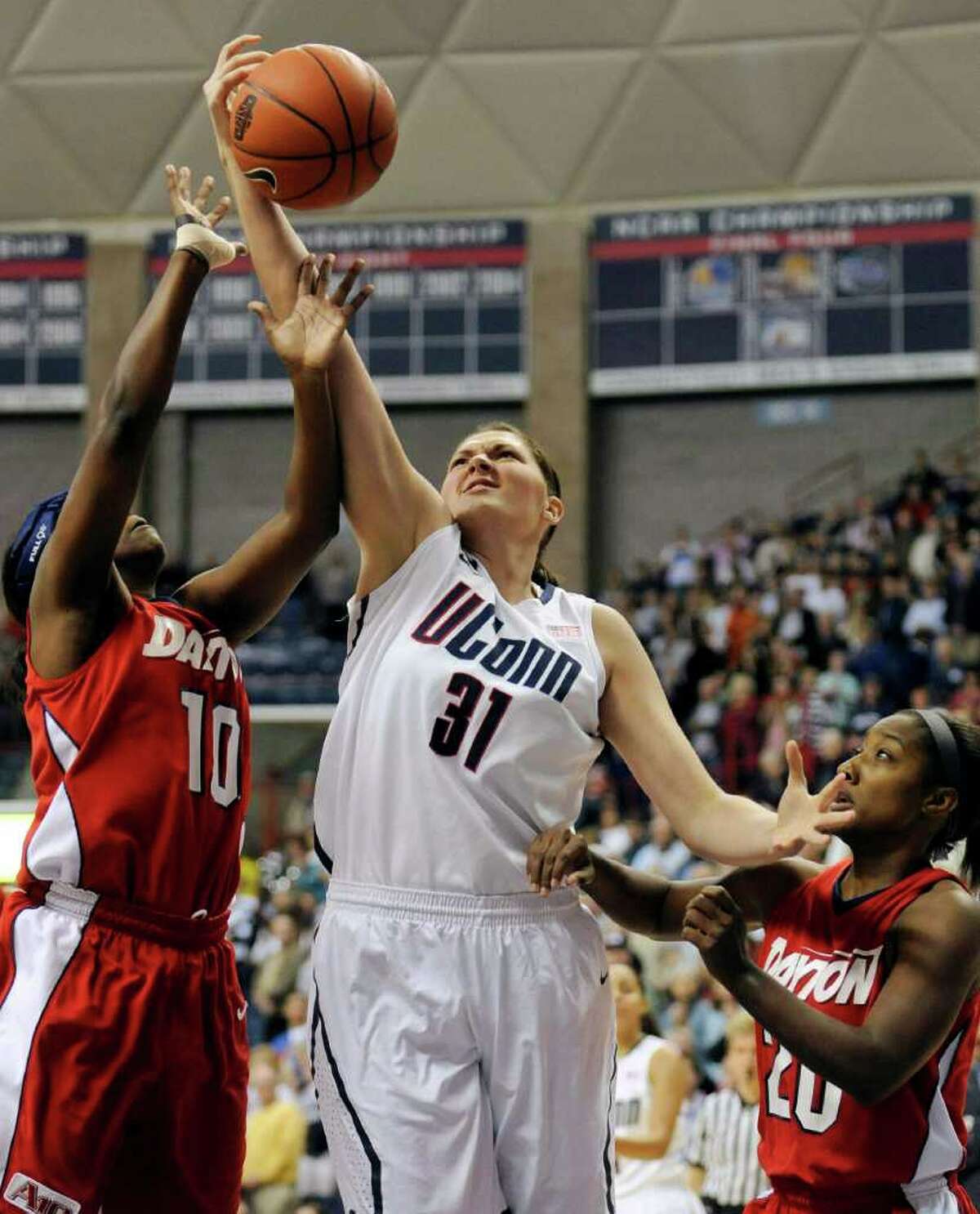 Mosqueda-Lewis scores 23 to lead UConn rout