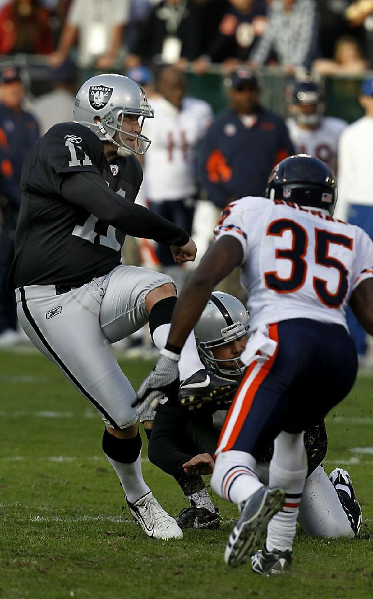 Raiders' Janikowski, Lechler wow with big kicks
