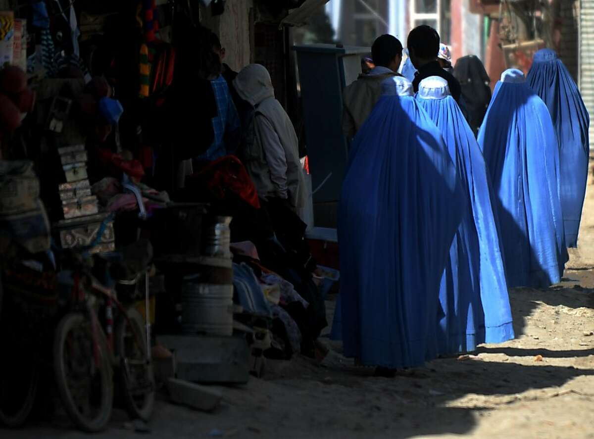 Afghan women still wearing burqas