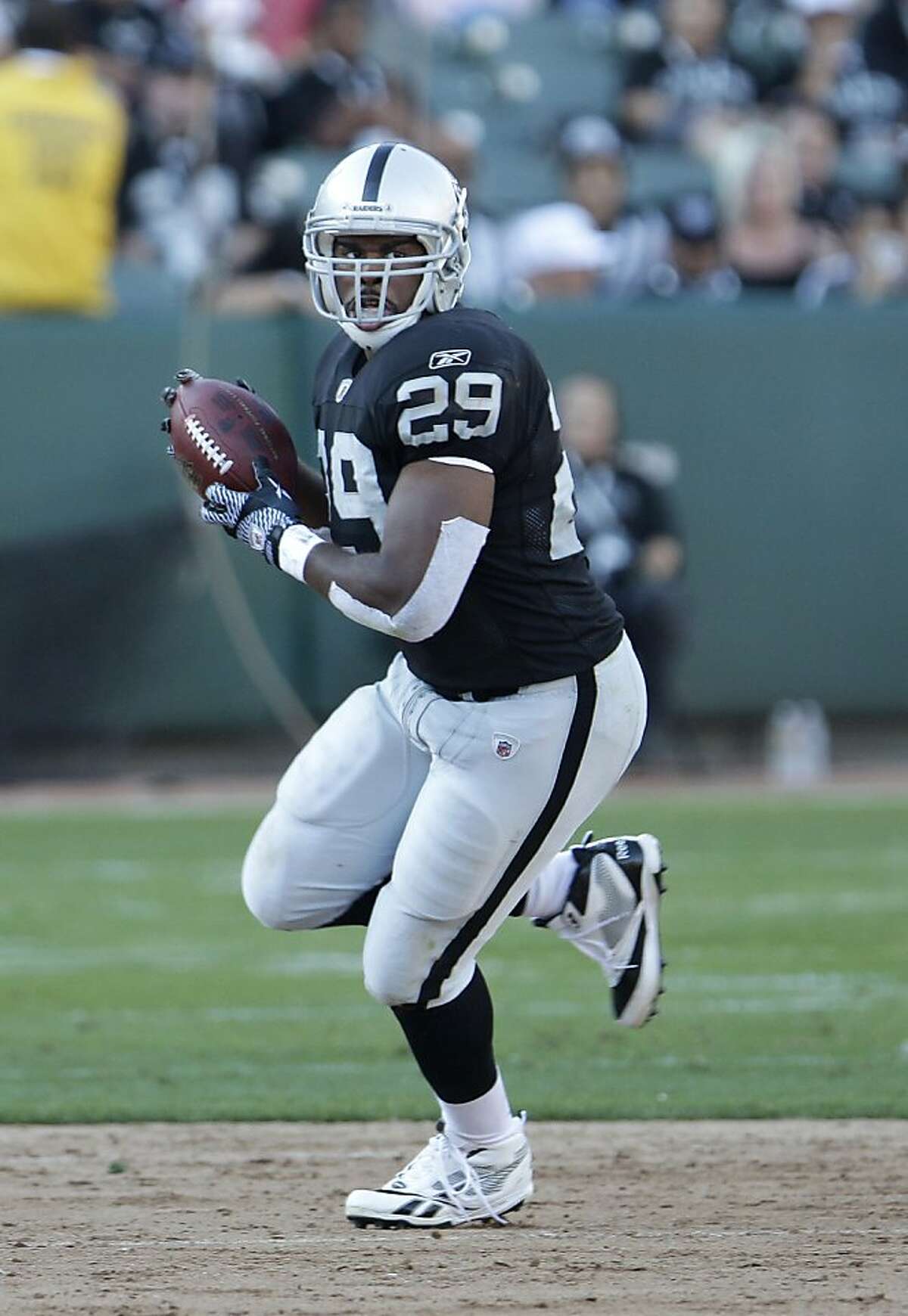 Michael Bush gives Raiders' running game a closer